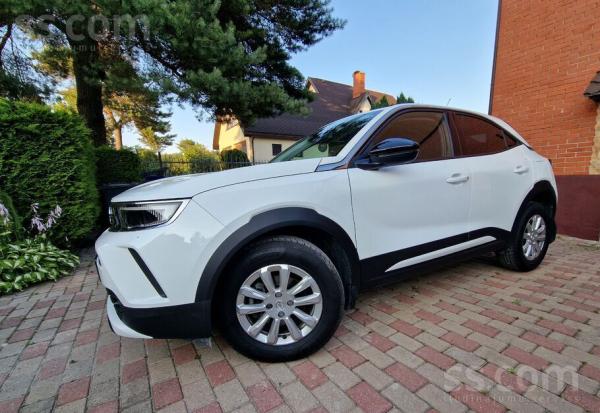 White Opel Mokka 2023 in Riga, with an engine capacity of 1.50 L and mileage of 85 thousand km for 13400 €, photo 4 on AUTOMOTO.COM.LV