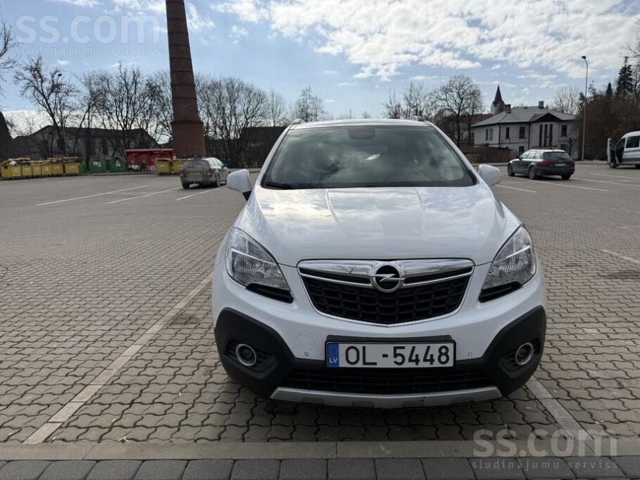 White Opel Mokka 2013 in Saldus, with an engine capacity of 1.70 L and mileage of 243 thousand km for 5590 €, photo 1 on AUTOMOTO.COM.LV