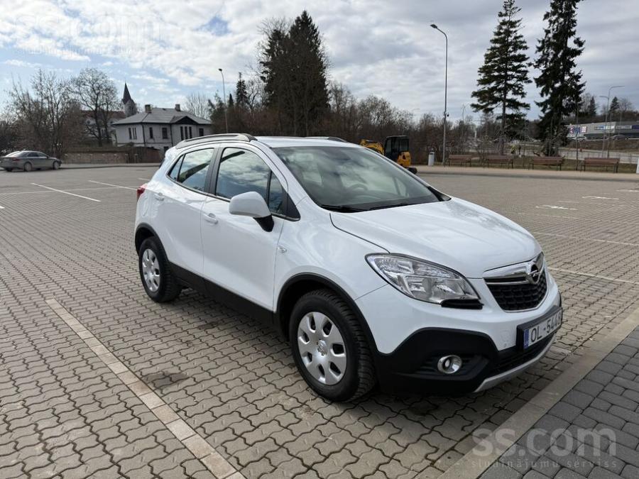 White Opel Mokka 2013 in Saldus, with an engine capacity of 1.70 L and mileage of 243 thousand km for 5590 €, photo 4 on AUTOMOTO.COM.LV
