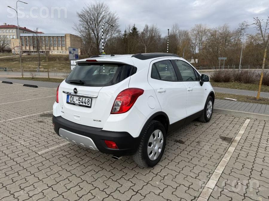 White Opel Mokka 2013 in Saldus, with an engine capacity of 1.70 L and mileage of 243 thousand km for 5590 €, photo 8 on AUTOMOTO.COM.LV