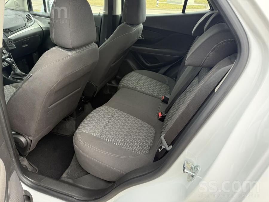White Opel Mokka 2013 in Saldus, with an engine capacity of 1.70 L and mileage of 243 thousand km for 5590 €, photo 11 on AUTOMOTO.COM.LV