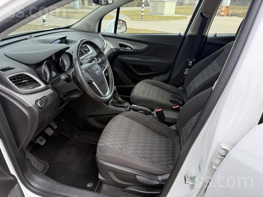 White Opel Mokka 2013 in Saldus, with an engine capacity of 1.70 L and mileage of 243 thousand km for 5590 €, photo 12 on AUTOMOTO.COM.LV
