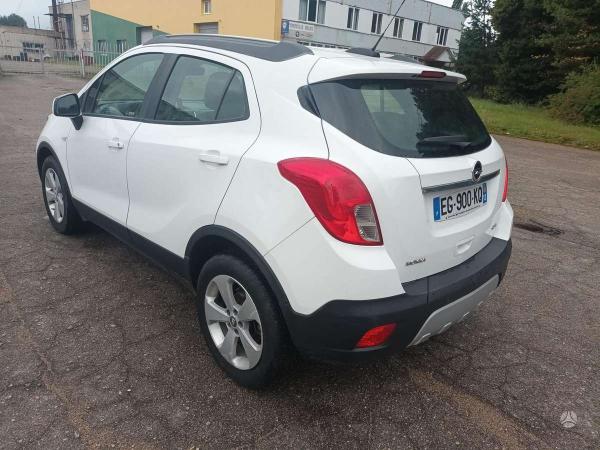 White Opel Mokka 2016 in Taurage, with an engine capacity of 1.60 L and mileage of 164 thousand km for 5200 €, photo 3 on AUTOMOTO.COM.LV