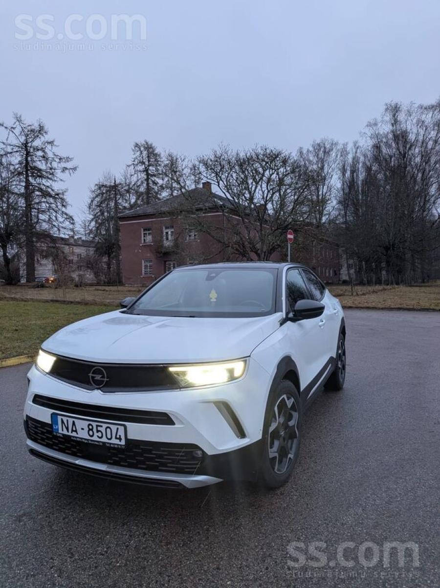 White Opel Mokka 2021 in Cesis, with an engine capacity of 1.50 L and mileage of 90 thousand km for 16500 €, photo 2 on AUTOMOTO.COM.LV