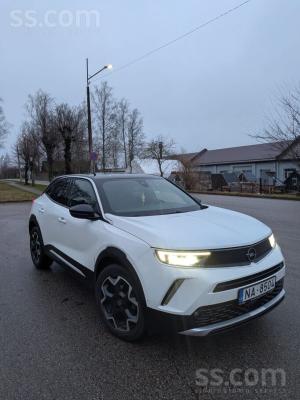 White Opel Mokka 2021 in Cesis, with an engine capacity of 1.50 L and mileage of 90 thousand km for 16500 €, photo  on AUTOMOTO.COM.LV