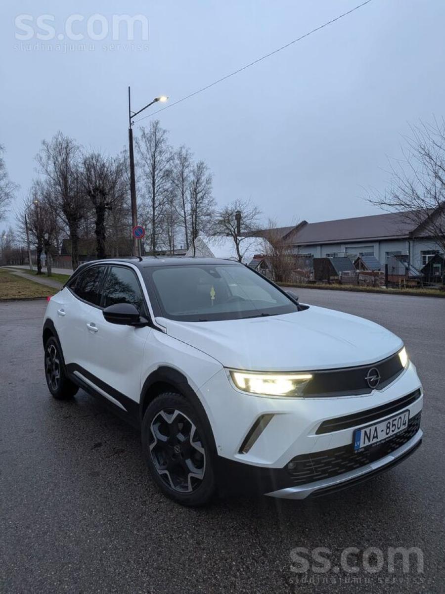 White Opel Mokka 2021 in Cesis, with an engine capacity of 1.50 L and mileage of 90 thousand km for 16500 €, photo 1 on AUTOMOTO.COM.LV