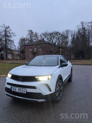 White Opel Mokka 2021 in Cesis, with an engine capacity of 1.50 L and mileage of 90 thousand km for 16500 €, photo 3 on AUTOMOTO.COM.LV