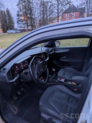 White Opel Mokka 2021 in Cesis, with an engine capacity of 1.50 L and mileage of 90 thousand km for 16500 €, photo 5 on AUTOMOTO.COM.LV