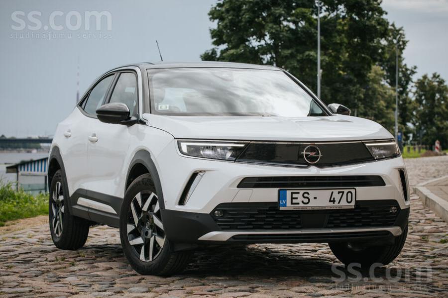 Белый Опель Mokka 2022 в Рига, объемом двигателя 1.20 л и пробегом 12 тыс. км за 18999 €, фото 1 на AUTOMOTO.COM.LV
