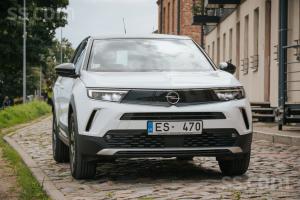 Белый Опель Mokka 2022 в Рига, объемом двигателя 1.20 л и пробегом 12 тыс. км за 18999 €, фото 3 на AUTOMOTO.COM.LV