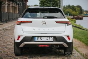 Белый Опель Mokka 2022 в Рига, объемом двигателя 1.20 л и пробегом 12 тыс. км за 18999 €, фото 6 на AUTOMOTO.COM.LV