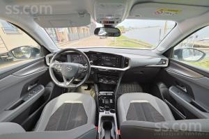 Белый Опель Mokka 2022 в Рига, объемом двигателя 1.20 л и пробегом 12 тыс. км за 18999 €, фото 9 на AUTOMOTO.COM.LV