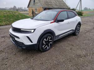 White Opel Mokka 2023 in Marijampole, with an engine capacity of 0.00 L and mileage of 6 thousand km for 12600 €, photo 2 on AUTOMOTO.COM.LV