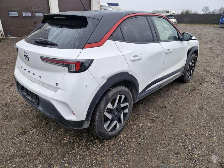 White Opel Mokka 2023 in Marijampole, with an engine capacity of 0.00 L and mileage of 6 thousand km for 12600 €, photo 8 on AUTOMOTO.COM.LV