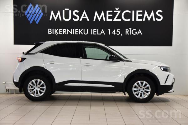 White Opel Mokka 2023 in Riga, with an engine capacity of 1.50 L and mileage of 113 thousand km for 11990 €, photo 4 on AUTOMOTO.COM.LV