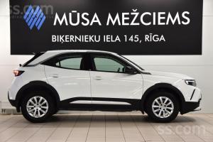 White Opel Mokka 2023 in Riga, with an engine capacity of 1.50 L and mileage of 113 thousand km for 10990 €, photo 5 on AUTOMOTO.COM.LV