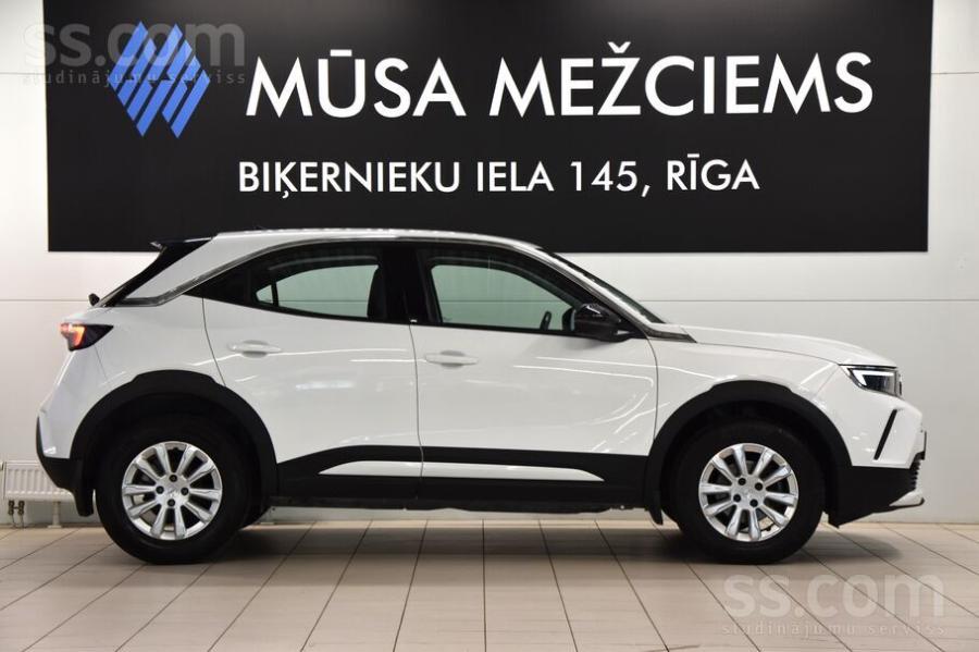 White Opel Mokka 2023 in Riga, with an engine capacity of 1.50 L and mileage of 113 thousand km for 10990 €, photo 5 on AUTOMOTO.COM.LV
