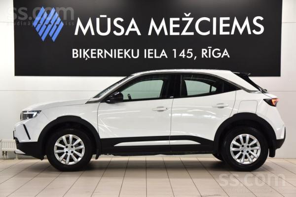 White Opel Mokka 2023 in Riga, with an engine capacity of 1.50 L and mileage of 113 thousand km for 10990 €, photo 5 on AUTOMOTO.COM.LV