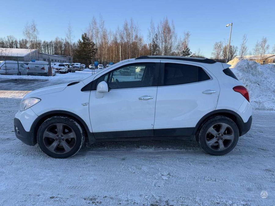 White Opel Mokka 2014 in Taurage, with an engine capacity of 1.36 L and mileage of 122 thousand km for 6600 €, photo 3 on AUTOMOTO.COM.LV