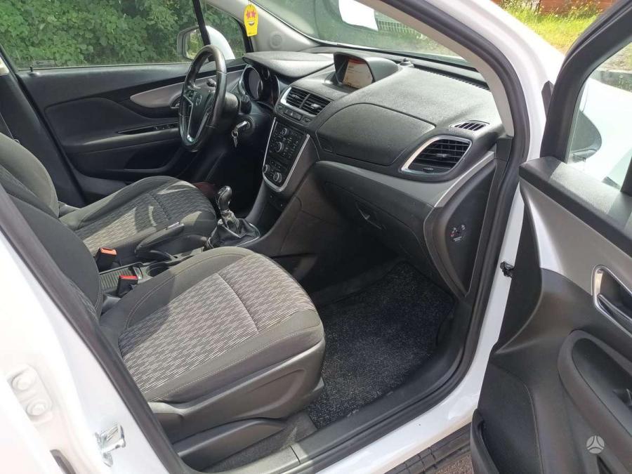 White Opel Mokka 2016 in Taurage, with an engine capacity of 1.60 L and mileage of 164 thousand km for 5300 €, photo 8 on AUTOMOTO.COM.LV