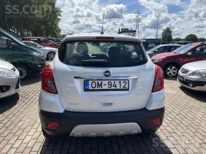 White Opel Mokka 2015 in Talsi, with an engine capacity of 1.60 L and mileage of 165 thousand km for 6990 €, photo 4 on AUTOMOTO.COM.LV