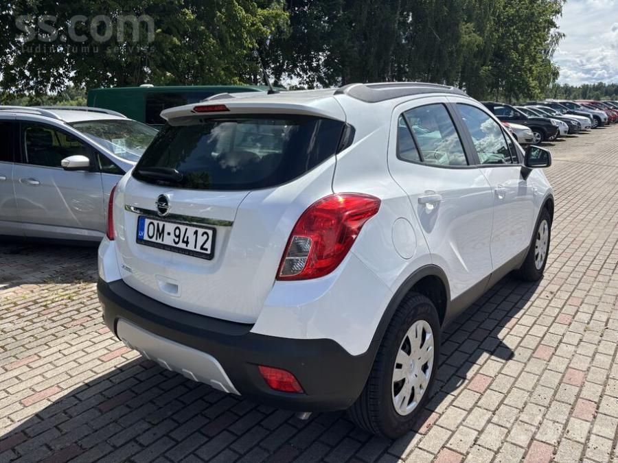 White Opel Mokka 2015 in Talsi, with an engine capacity of 1.60 L and mileage of 165 thousand km for 6990 €, photo 5 on AUTOMOTO.COM.LV