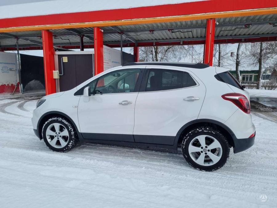 White Opel Mokka X 2017 in Ukmerge, with an engine capacity of 1.40 L and mileage of 137 thousand km for 10950 €, photo 4 on AUTOMOTO.COM.LV
