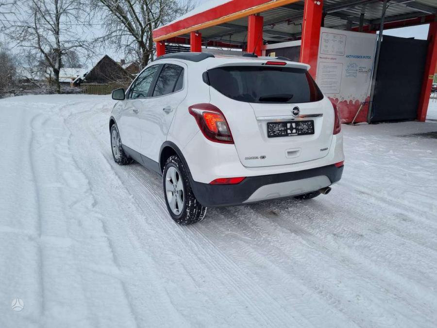 White Opel Mokka X 2017 in Ukmerge, with an engine capacity of 1.40 L and mileage of 137 thousand km for 10950 €, photo 5 on AUTOMOTO.COM.LV