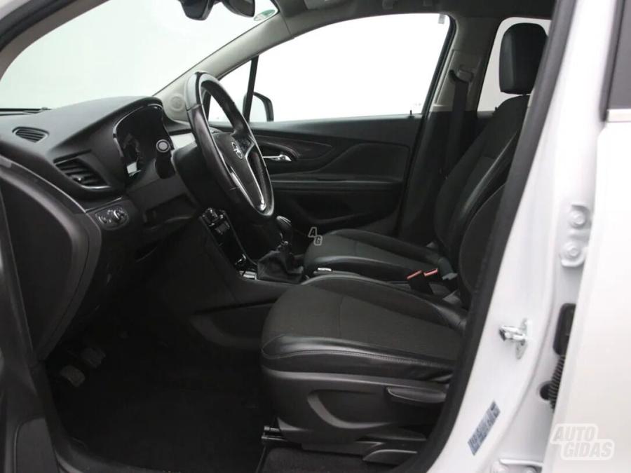 White Opel Mokka X 2018 in Vilnius, with an engine capacity of 1.60 L and mileage of 154 thousand km for 10999 €, photo 5 on AUTOMOTO.COM.LV