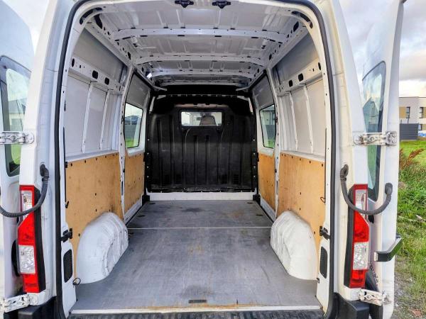 Белый Опель Movano 2019 в Клайпеда, объемом двигателя 2.30 л и пробегом 299 тыс. км за 5500 €, фото 5 на AUTOMOTO.COM.LV