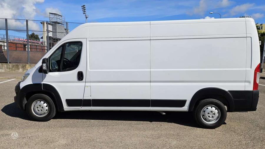 White Opel Movano 2022 in Telschi, with an engine capacity of 2.20 L and mileage of 93 thousand km for 14700 €, photo 3 on AUTOMOTO.COM.LV