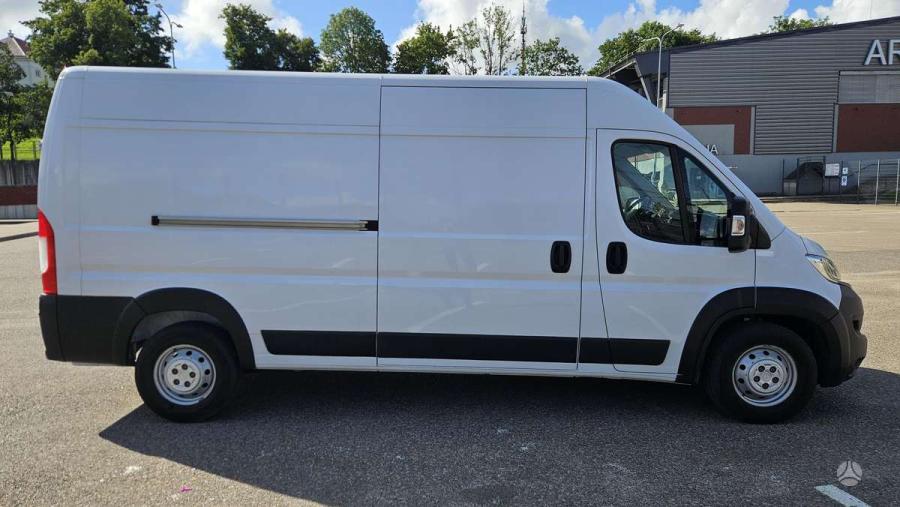 White Opel Movano 2022 in Telschi, with an engine capacity of 2.20 L and mileage of 93 thousand km for 14700 €, photo 7 on AUTOMOTO.COM.LV