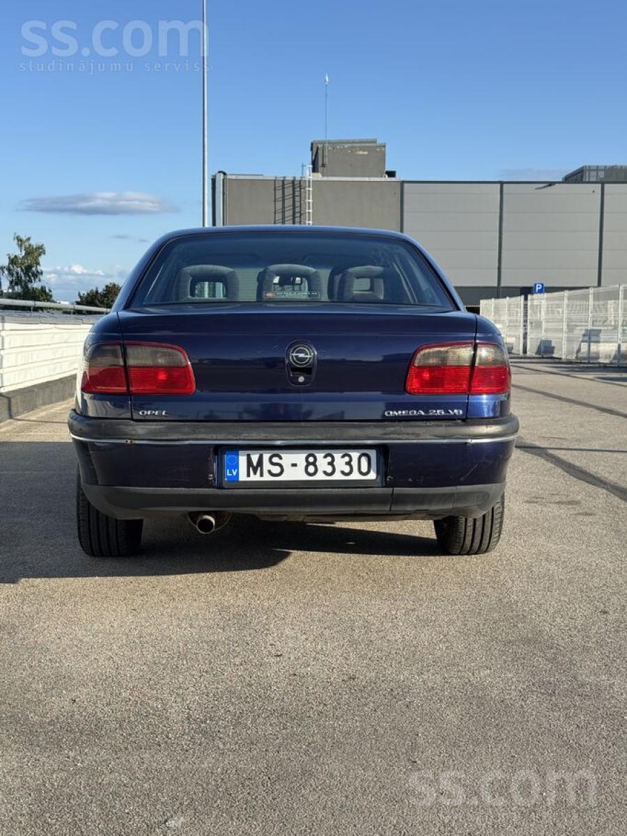Blue Opel Omega 1996 in Riga, with an engine capacity of 2.50 L and mileage of 114 thousand km for 2000 €, photo 4 on AUTOMOTO.COM.LV