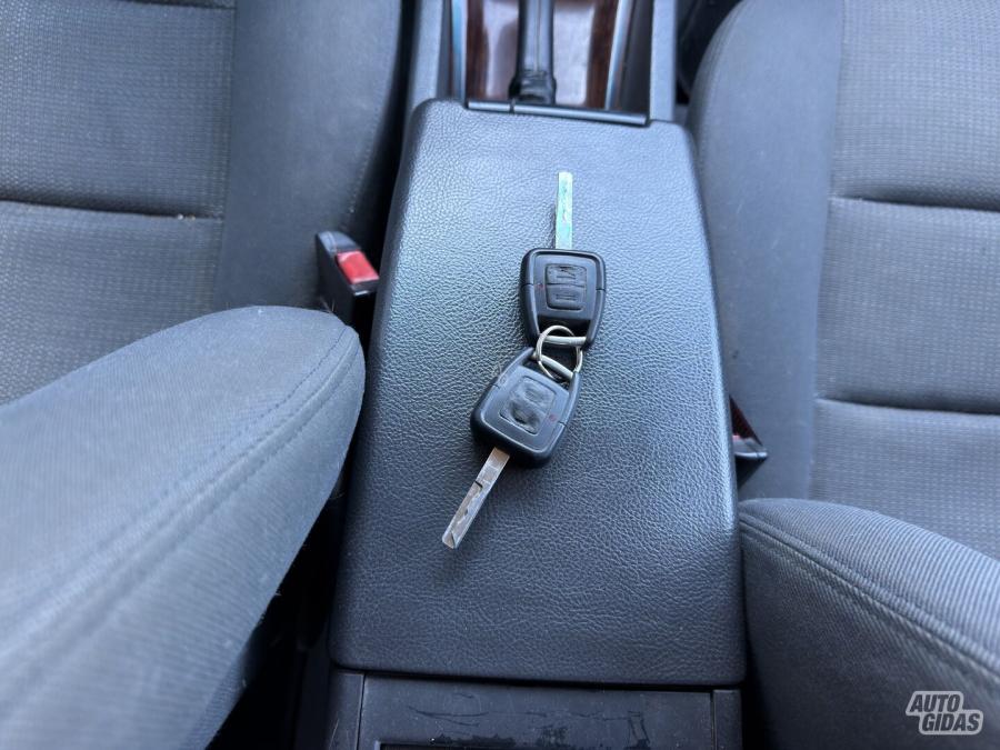 Zils Opel Omega 2002 Panevēža, ar dzinēja tilpumu 2.50 L un nobraukumu 317 tūkst. km par 1150 €, foto 24 vietnē AUTOMOTO.COM.LV