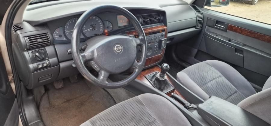 Brown Opel Omega 2000 in Riga, with an engine capacity of 2.20 L and mileage of 238 thousand km for 1500 €, photo 11 on AUTOMOTO.COM.LV