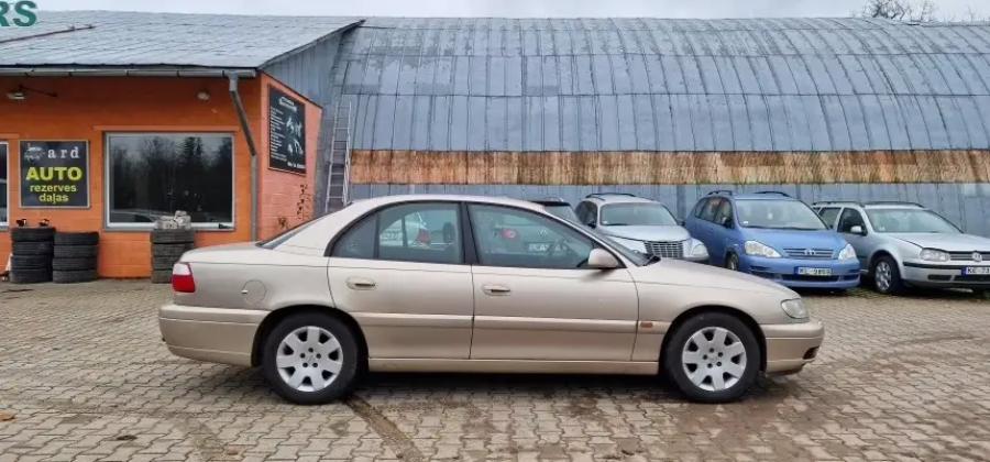 Brown Opel Omega 2000 in Valmiera, with an engine capacity of 2.20 L and mileage of 238 thousand km for 1500 €, photo 3 on AUTOMOTO.COM.LV