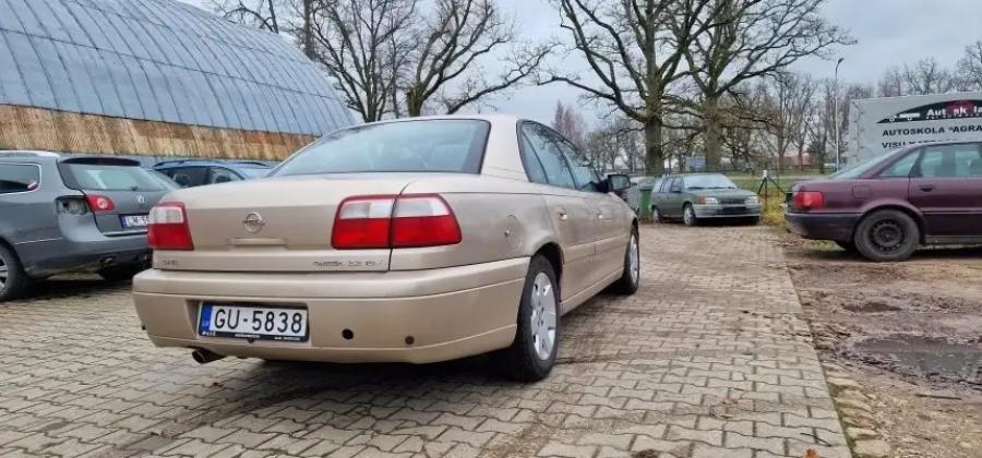 Brown Opel Omega 2000 in Valmiera, with an engine capacity of 2.20 L and mileage of 238 thousand km for 1500 €, photo 4 on AUTOMOTO.COM.LV