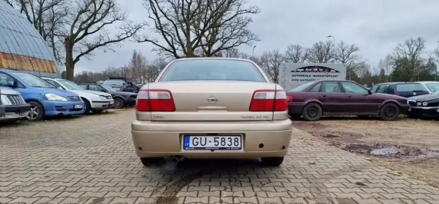 Brown Opel Omega 2000 in Valmiera, with an engine capacity of 2.20 L and mileage of 238 thousand km for 1500 €, photo 5 on AUTOMOTO.COM.LV