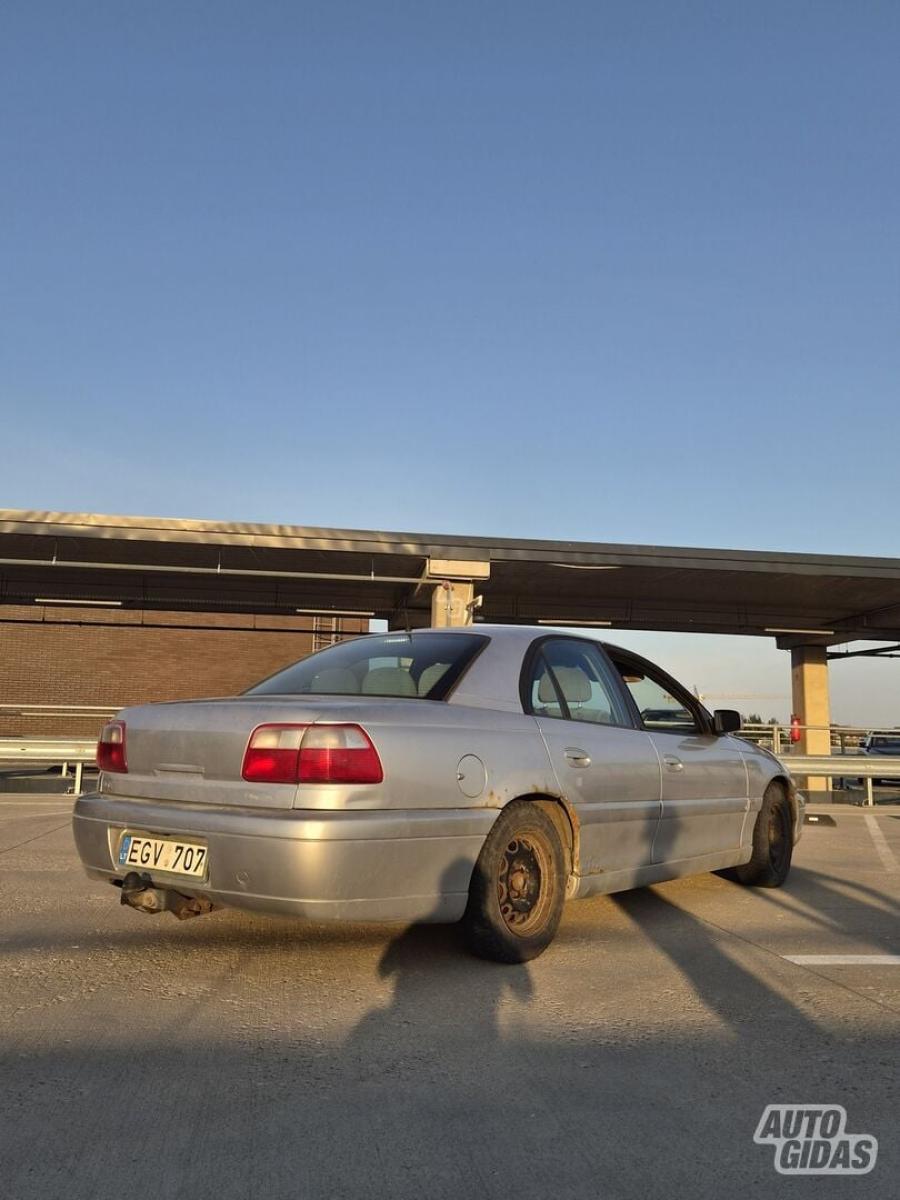 Pelēks Opel Omega 2000 Viļņa, ar dzinēja tilpumu 2.20 L un nobraukumu 409 tūkst. km par 600 €, foto 4 vietnē AUTOMOTO.COM.LV