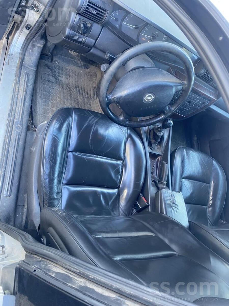 Pelēks Opel Omega 2001 Daugavpils, ar dzinēja tilpumu 2.50 L un nobraukumu 380 tūkst. km par 700 €, foto 5 vietnē AUTOMOTO.COM.LV