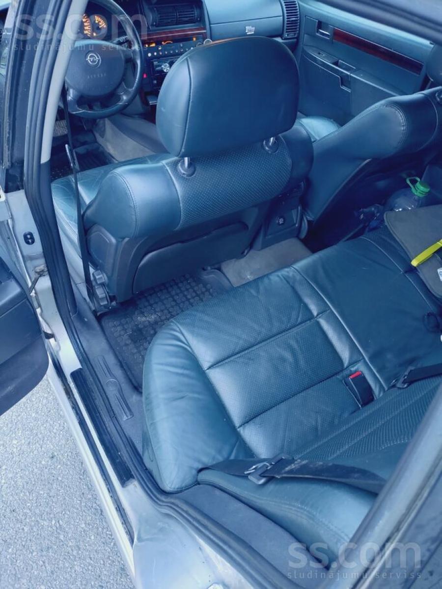 Grey Opel Omega 2002 in Riga, with an engine capacity of 2.50 L and mileage of 253 thousand km for 650 €, photo 8 on AUTOMOTO.COM.LV