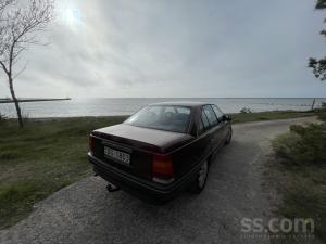 Sarkans Opel Omega 1988 Liepāja, ar dzinēja tilpumu 2.00 L un nobraukumu 254 tūkst. km par 2400 €, foto  vietnē AUTOMOTO.COM.LV