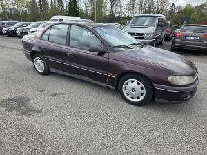 Sarkans Opel Omega 1994 Tallina, ar dzinēja tilpumu 2.00 L un nobraukumu 256 tūkst. km par 500 €, foto  vietnē AUTOMOTO.COM.LV