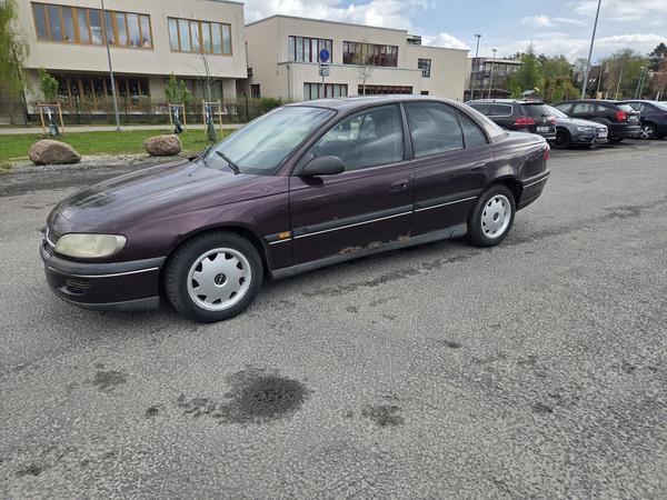 Sarkans Opel Omega 1994 Tallina, ar dzinēja tilpumu 2.00 L un nobraukumu 256 tūkst. km par 500 €, foto 3 vietnē AUTOMOTO.COM.LV