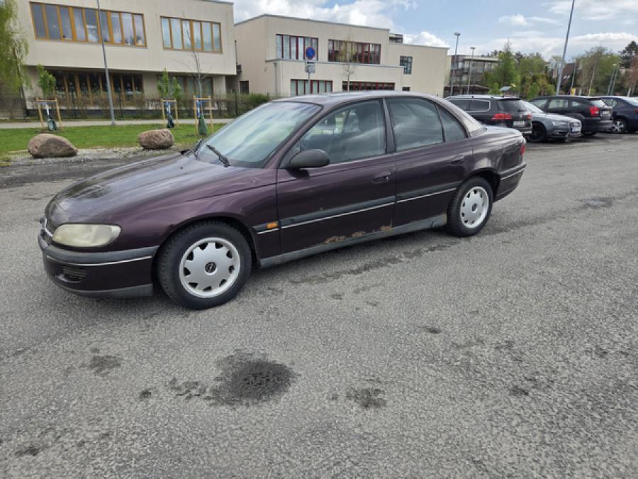Red Opel Omega 1994 in Tallinn, with an engine capacity of 2.00 L and mileage of 256 thousand km for 500 €, photo 3 on AUTOMOTO.COM.LV
