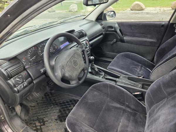 Sarkans Opel Omega 1994 Tallina, ar dzinēja tilpumu 2.00 L un nobraukumu 256 tūkst. km par 500 €, foto 5 vietnē AUTOMOTO.COM.LV