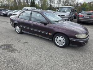 Red Opel Omega 1994 in Tallinn, with an engine capacity of 2.00 L and mileage of 256 thousand km for 500 €, photo 6 on AUTOMOTO.COM.LV