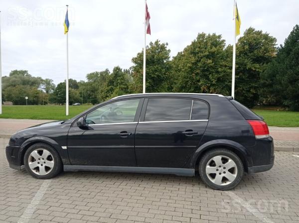 Black Opel Signum 2003 in Liepaja, with an engine capacity of 2.20 L and mileage of 294 thousand km for 1000 €, photo 1 on AUTOMOTO.COM.LV