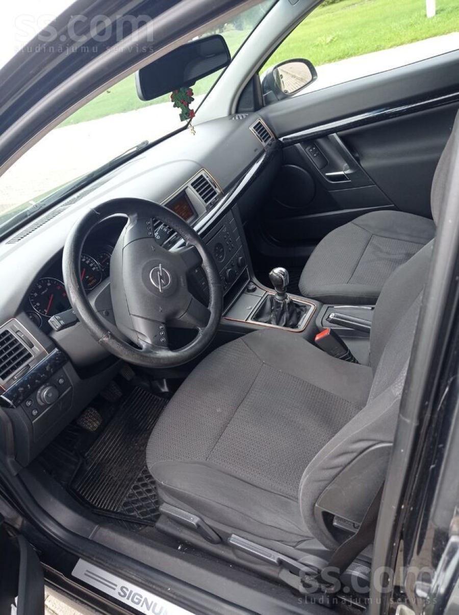 Melns Opel Signum 2003 Liepāja, ar dzinēja tilpumu 2.20 L un nobraukumu 294 tūkst. km par 1000 €, foto 3 vietnē AUTOMOTO.COM.LV