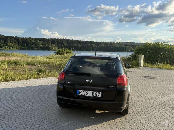 Black Opel Signum 2004 in Kaunas, with an engine capacity of 2.17 L and mileage of 317 thousand km for 700 €, photo 2 on AUTOMOTO.COM.LV
